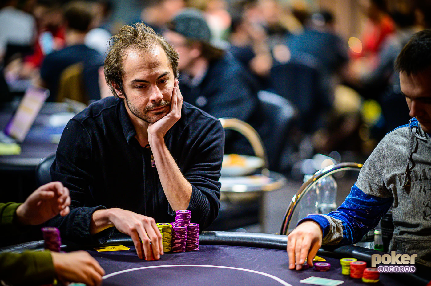 British Poker Open: Elio Fox holt die Führung beim zweiten 25k NLH ...