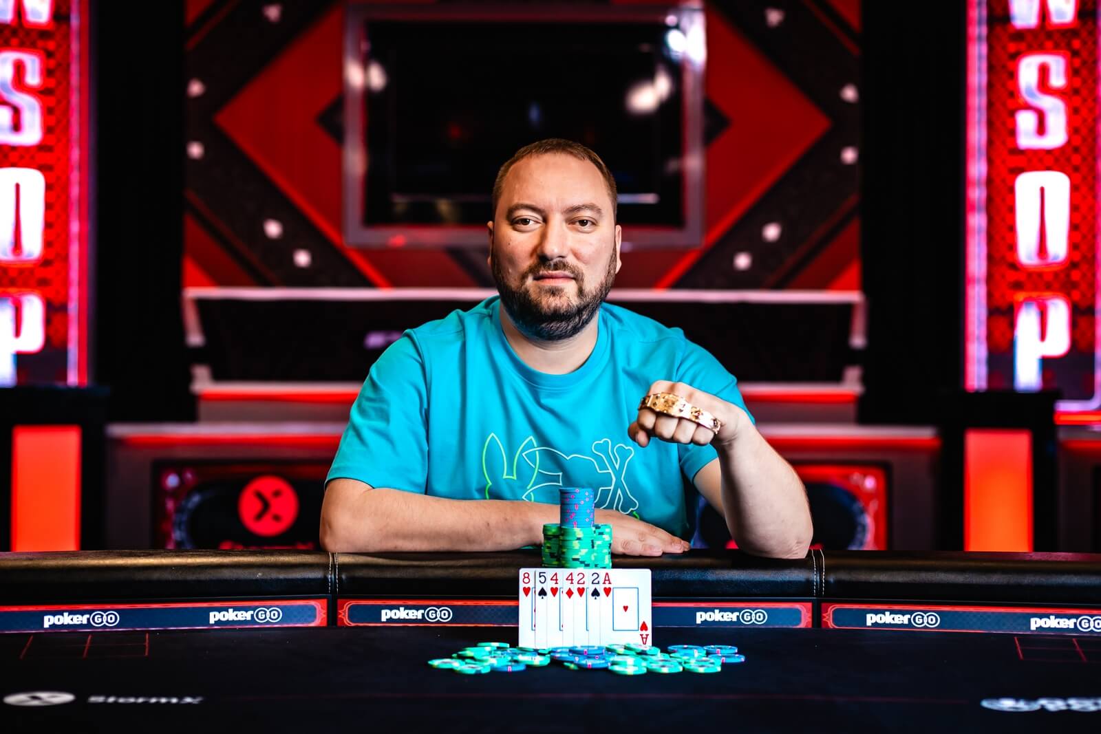 WSOP 2024 – Nikolay Fal holt das Stud 8 Bracelet
